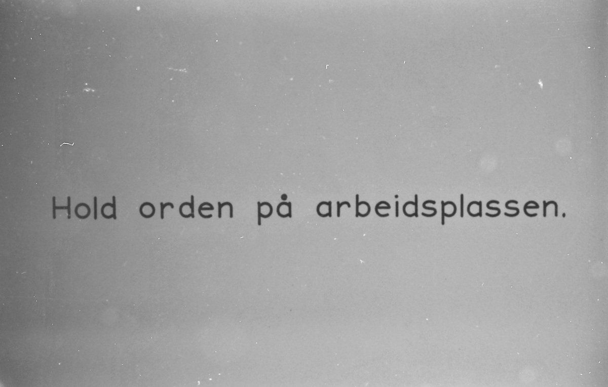 Skilt med teksten "Hold orden på arbeidsplassen". - Orkla ...