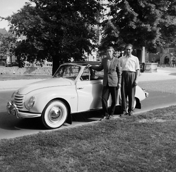 Två män vid bilen. Bilbolaget - Örebro läns museum / DigitaltMuseum