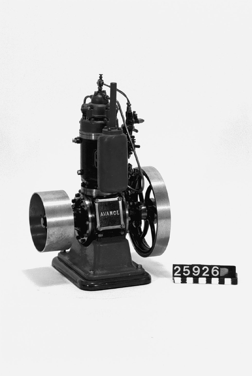 Råoljemotor, modell - Tekniska museet / DigitaltMuseum