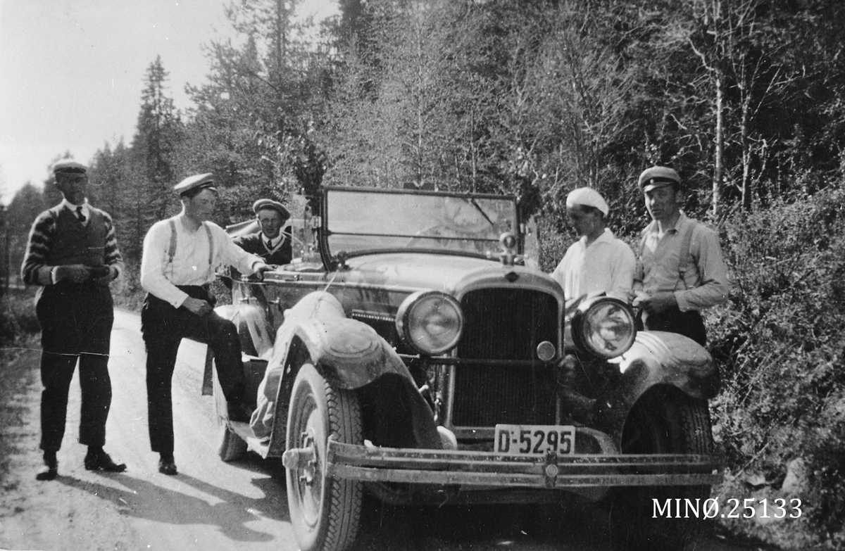 Ola Steen med bilen sin. - Anno Musea i Nord-Østerdalen / DigitaltMuseum
