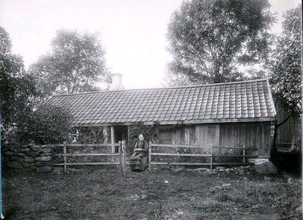 Gammal stuga på tån med ladugård under nytt tak. - Falbygdens museum ...