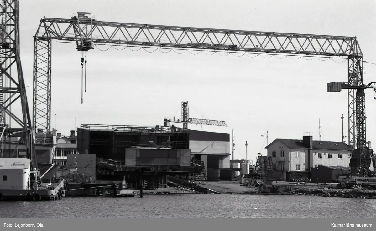 Kalmar Varv. 1980-09-02. På stapelbädden i mitten växer akterdelen till ...