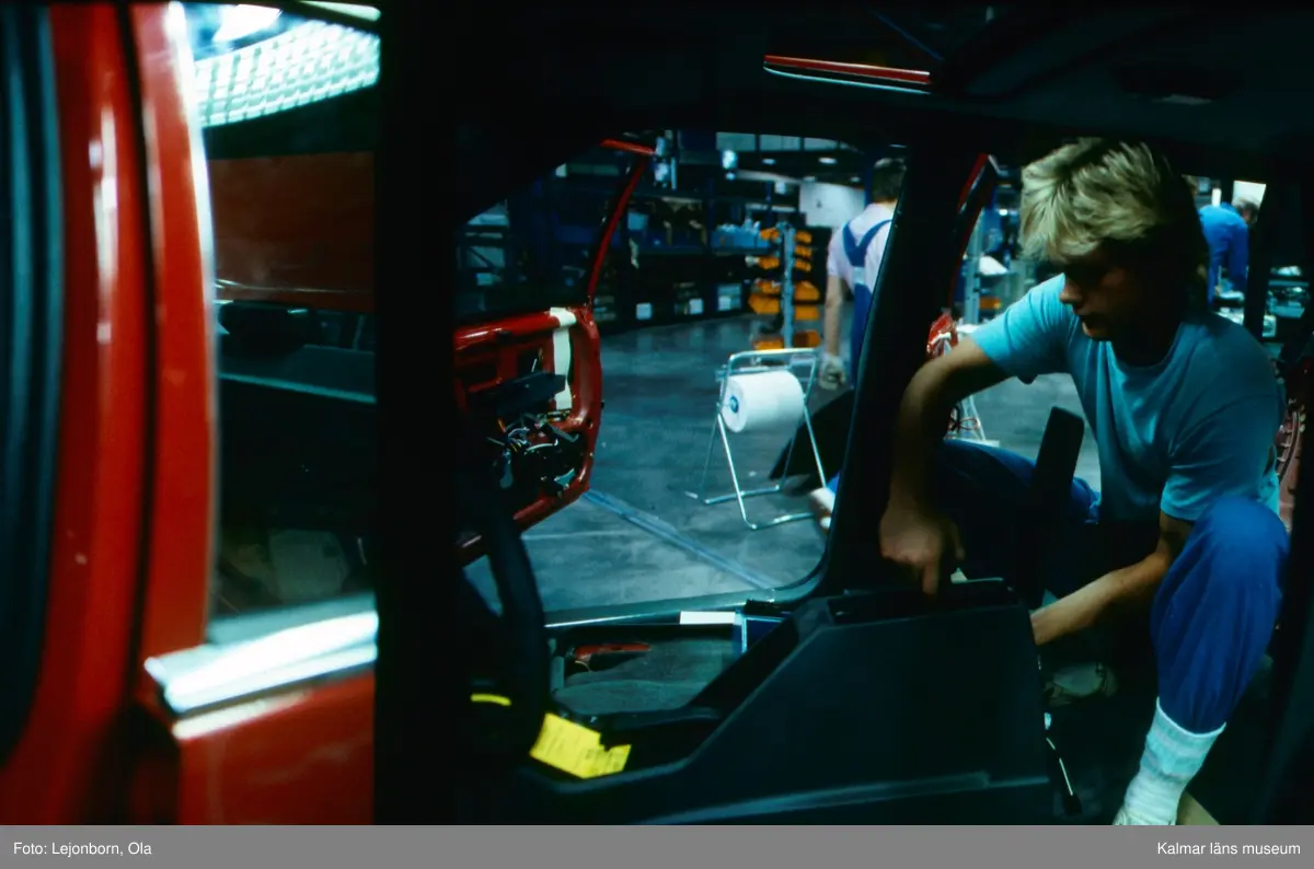 Montering av bilar på Volvoverken. Volvoverken i Kalmar invigdes 1974 ...