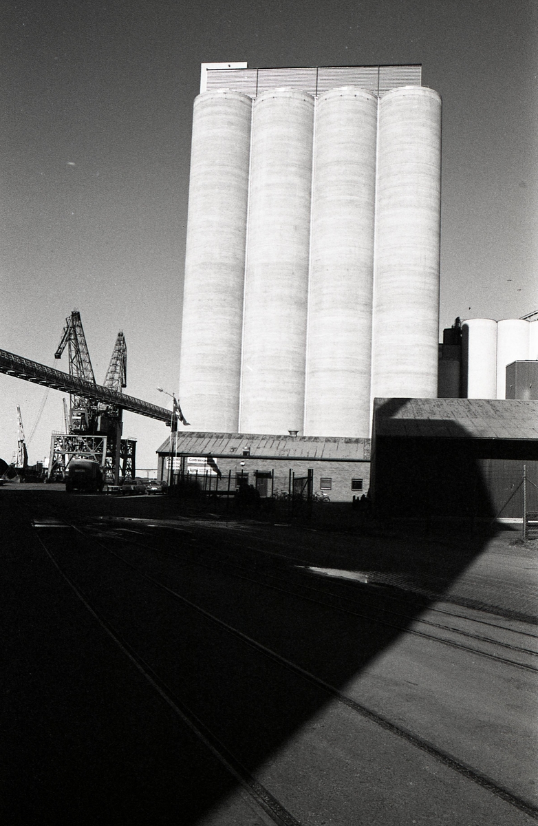 Lantmännens nya silo i Kalmar hamn. - Kalmar läns museum / DigitaltMuseum