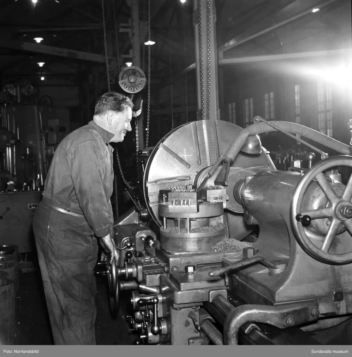 Sundsvalls verkstäder. Arbetare vid maskiner i gamla hallen: 1. Thore ...
