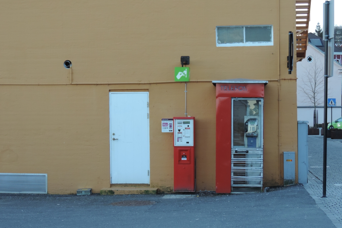 Telephone box in Stavanger - Telenor Kulturarv / DigitaltMuseum