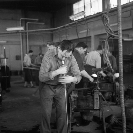 Pukebergs glasbruk. Glasblåsare Sten Stern. 1956. - Kulturparken ...