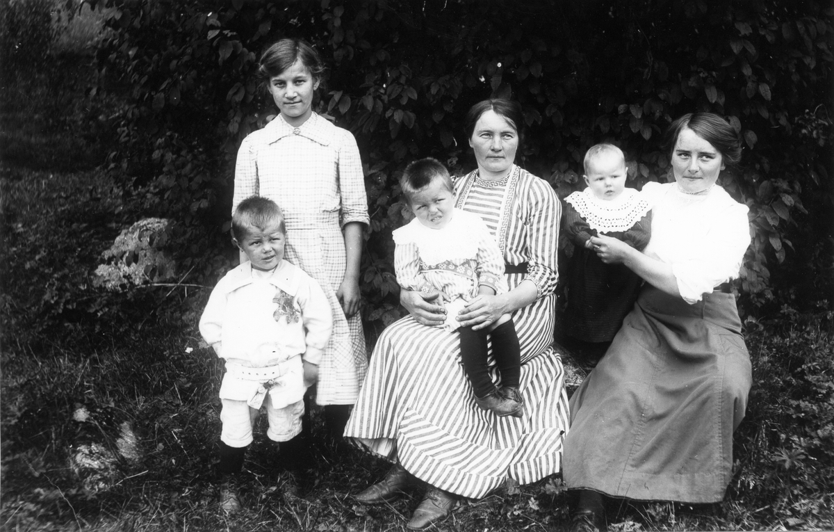 Från vänster Anna Fager, Marta Hed (piga i Jan-Hans) och Olga (senare ...