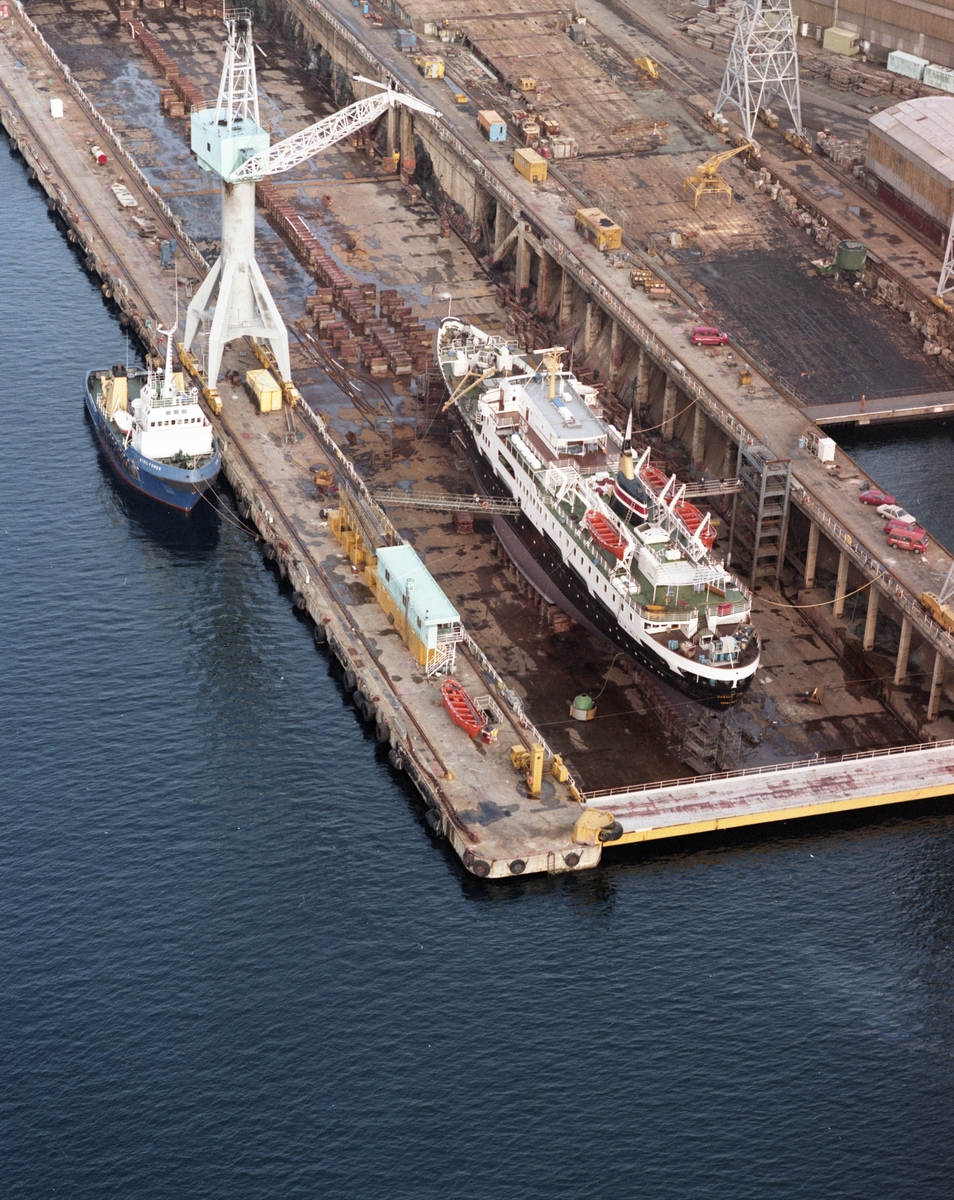 Flyfoto H.M.V. Oversiktsfoto. Skip og platformer ved kai. Bla. Seaway ...