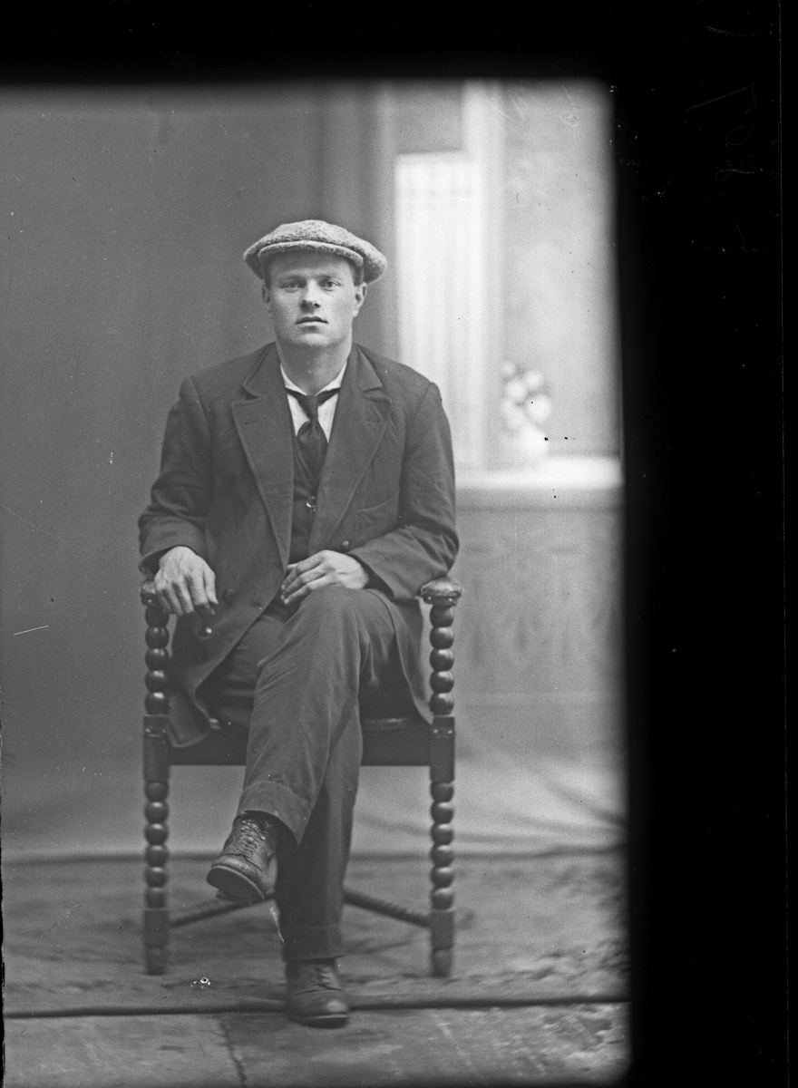 Helbilde av Søfting, sittende i en stol og med sixpence på hodet ...