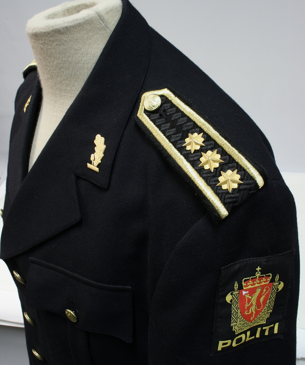 Politiuniform M/1995 - Justismuseet / DigitaltMuseum