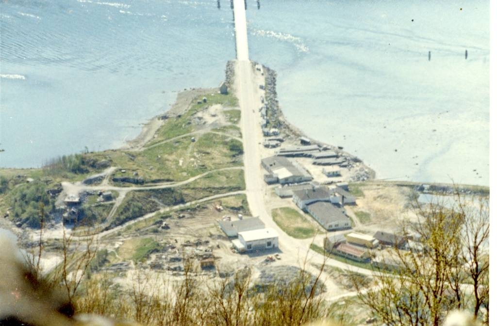 Fagernes. Den gamle brua over Beisfjorden. Fagernes Trevarefabrikk ...