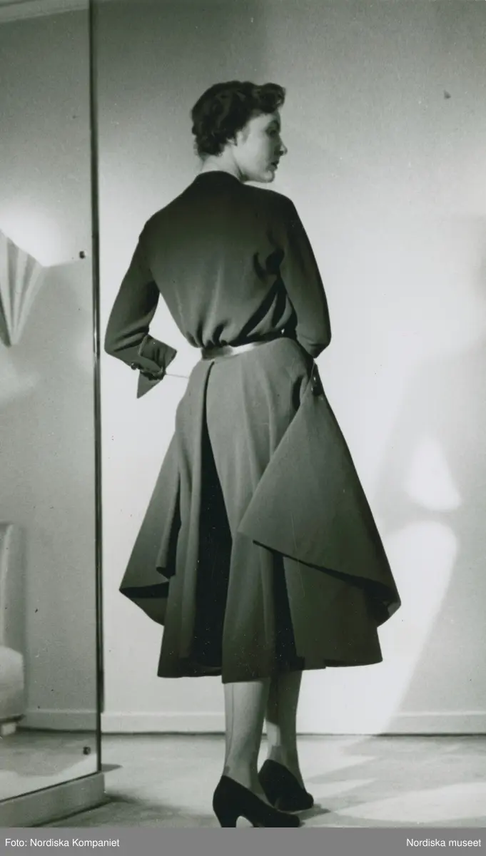 Modell i kappa från Dior. - Nordiska museet / DigitaltMuseum