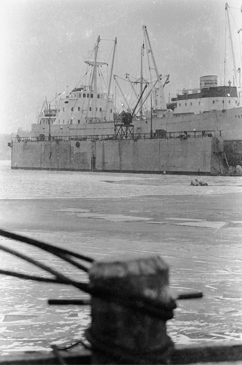 Ekensbergs varv 1970; pollare på brygga. I bakgrunden i lilla dockan ...