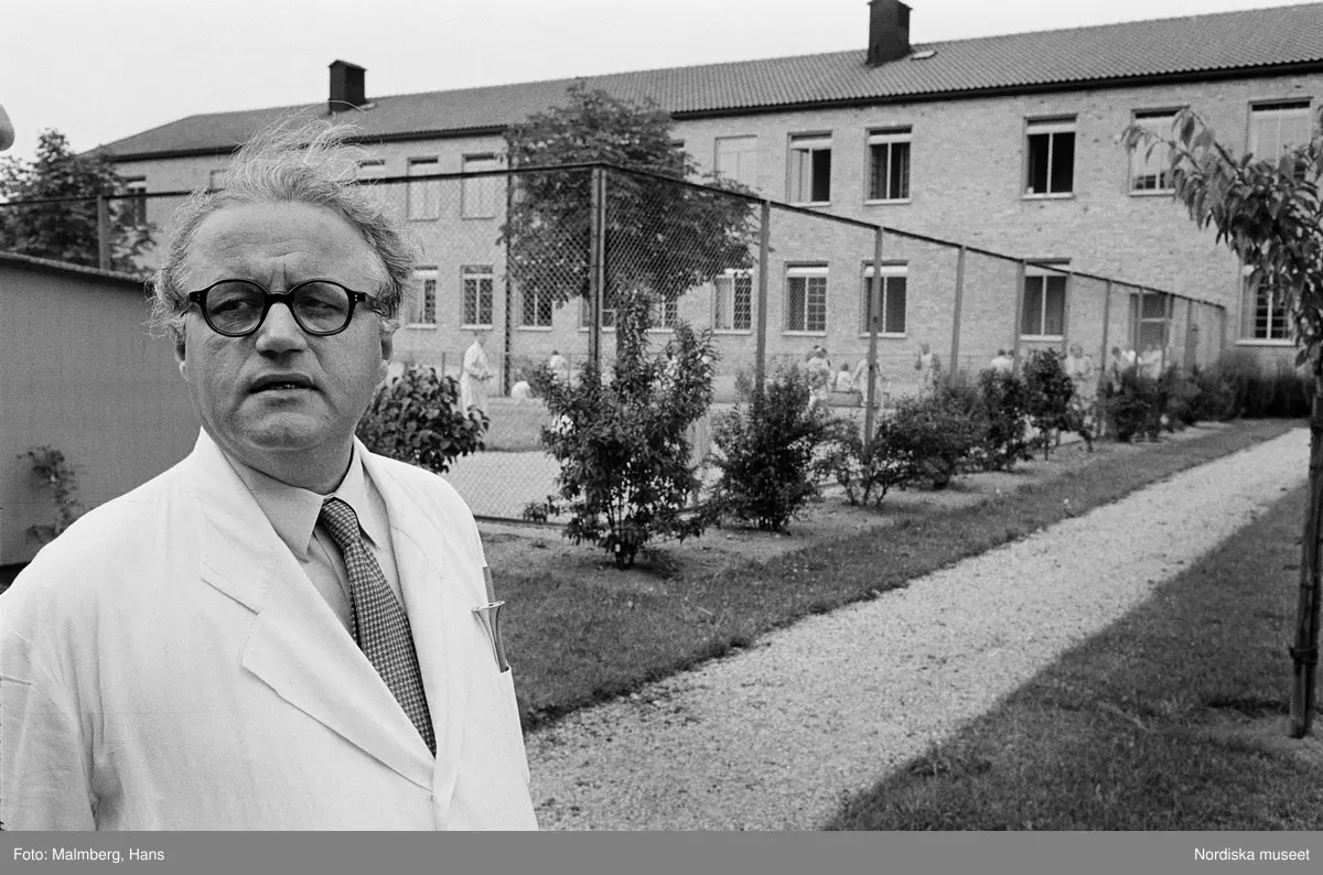 Sinnesslöanstalten” Vipeholm, Lund. En man i vit rock, sannolikt en ...
