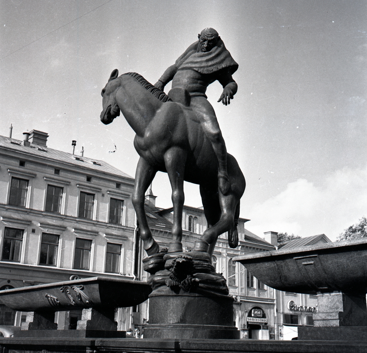 Folkungabrunnen med Folke Filbyter, skulpturen uppförd av Carl Milles ...