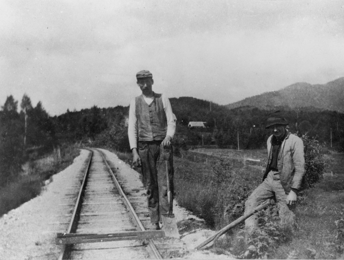 Baneformann Peder Nymark (t.v.) og banevaktar Olaf Fredriksen Aanes på ...