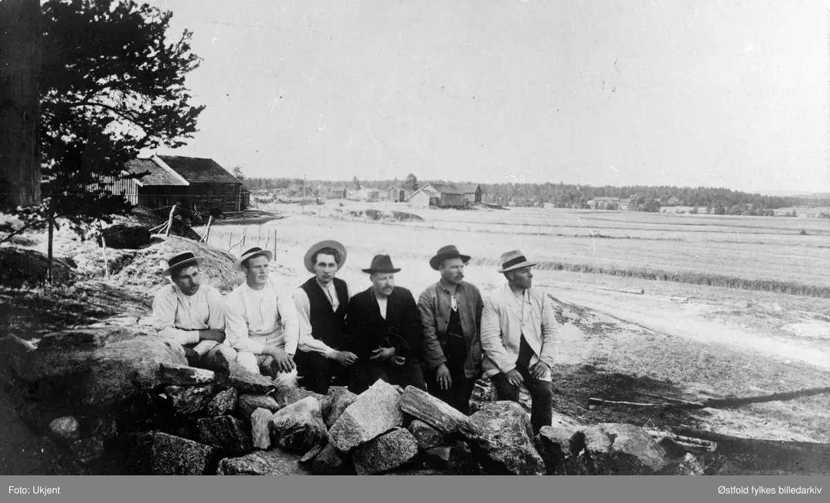 Bergby-kroken i Varteig ved Sarpsborg, 1914. Mennene er brødrene Hansen ...