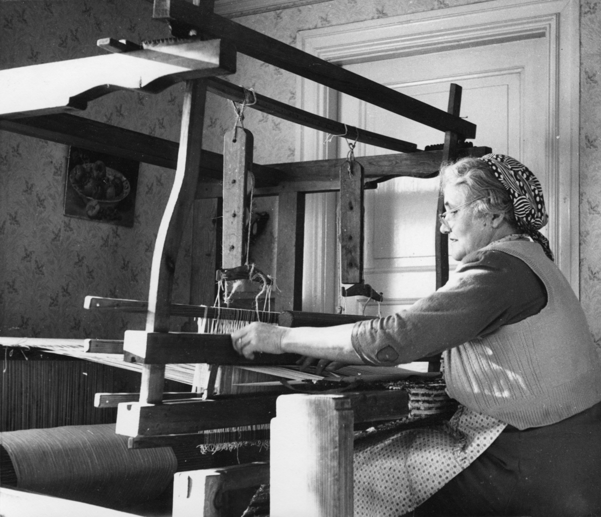 Västra Tunhem, Astrid Olsson (född Strömdahl) väver. - Vänersborgs ...
