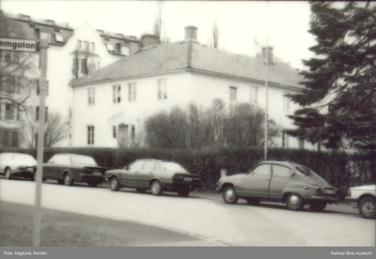 Fastighet i kv. Enen, tomt 4. Bostadshus med locklist och valmtak ...