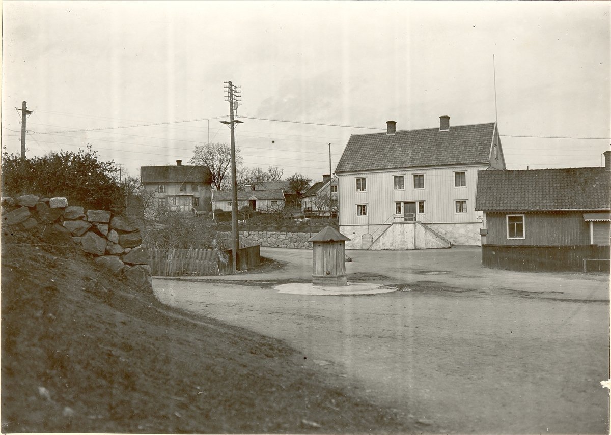 Figeholm är en typisk småländsk kustköping. Här ses torget med brunnen ...