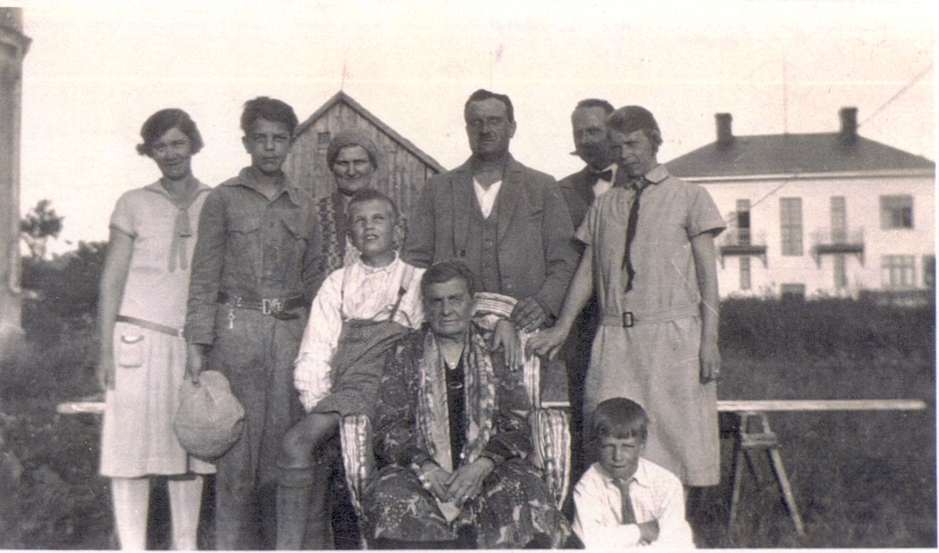 Från vänster: 1. Nils Gustaf Harry Eriksson, f. Nilsson. Född 17/9 1914 ...