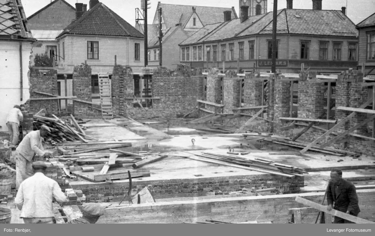 Bygging av nytt meieri - Levanger Fotomuseum / DigitaltMuseum