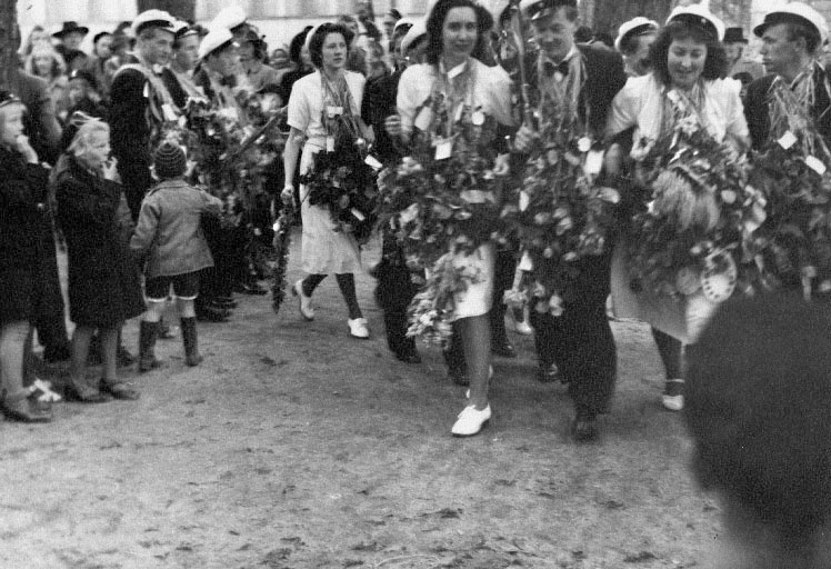 Studentexamen i Skara år1943. - Västergötlands museum / DigitaltMuseum