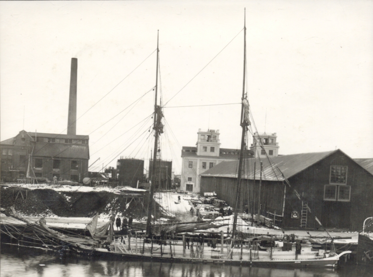 Kalmar varv, En skonert, disponentvillan och fabriksbyggnader. - Kalmar ...