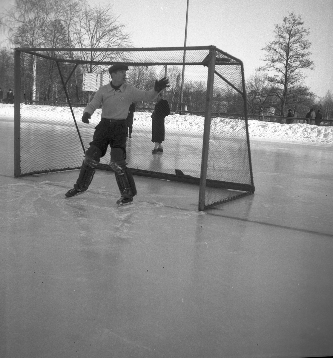 Bo Nilsson Bandymålvakt i Skutskär. - Länsmuseet Gävleborg / DigitaltMuseum
