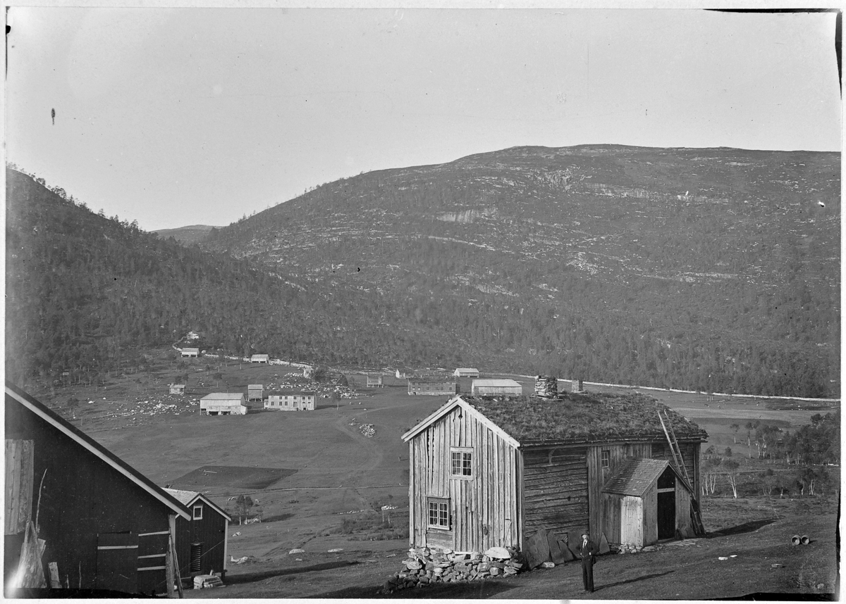 Oddan i Hemne. I forgrunnen gården (bnr.1) til Jostein Oddan (f.1920 ...