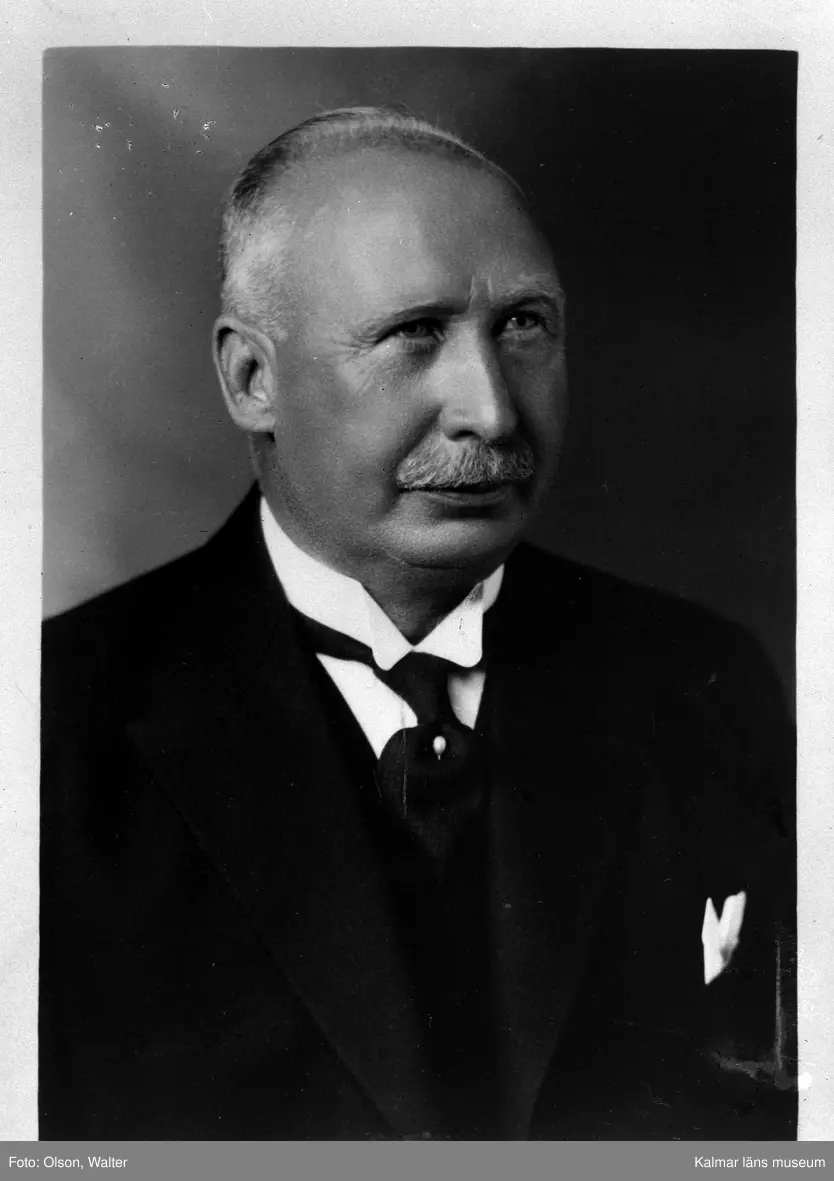 Riksdagsman Karl Magnusson i helfigur och porträtt. - Kalmar läns ...