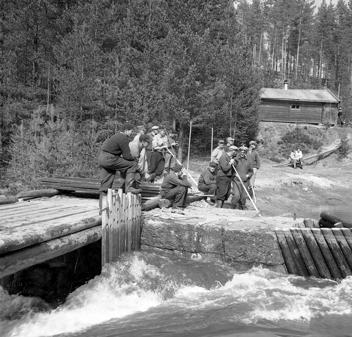 Tømmerfløting. Fløterlaget ved Brattveltdammen - Anno Glomdalsmuseet ...