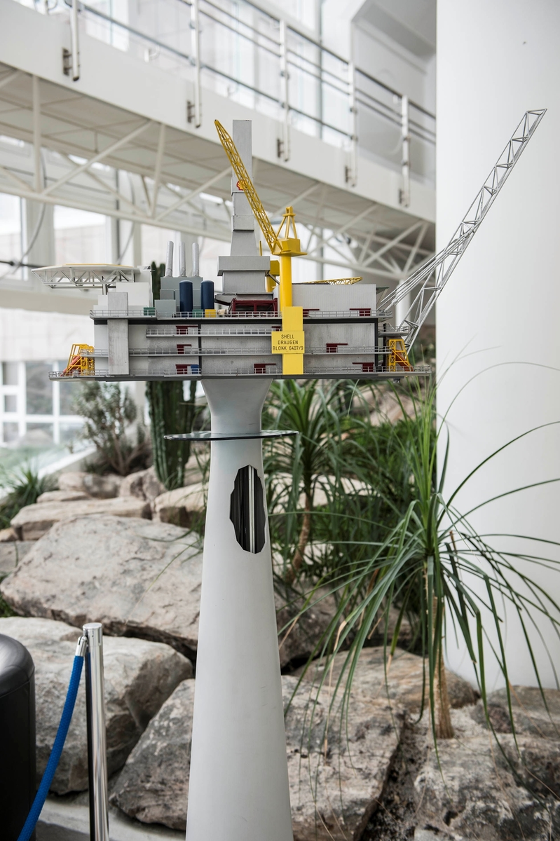 En modell av Draugen-plattformen er plassert i inngangspartiet på Shell ...