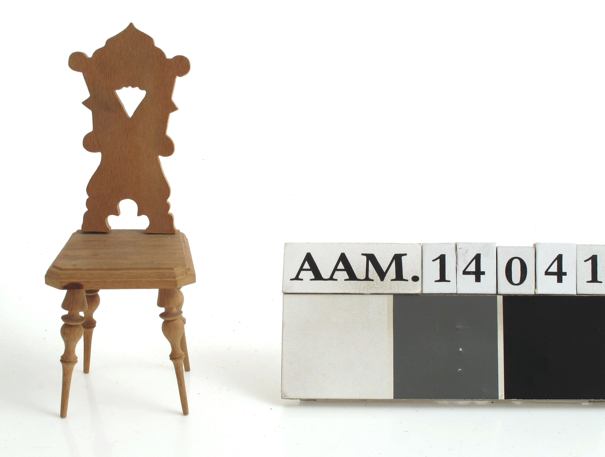 Dukkehusmøbler - Aust-Agder museum og arkiv – KUBEN / DigitaltMuseum