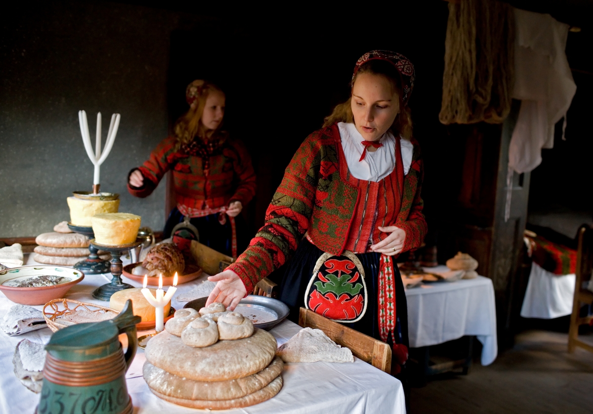 Interiör från en Skansenmiljö. Dukat julbord i Delsbogården, pedgagog ...