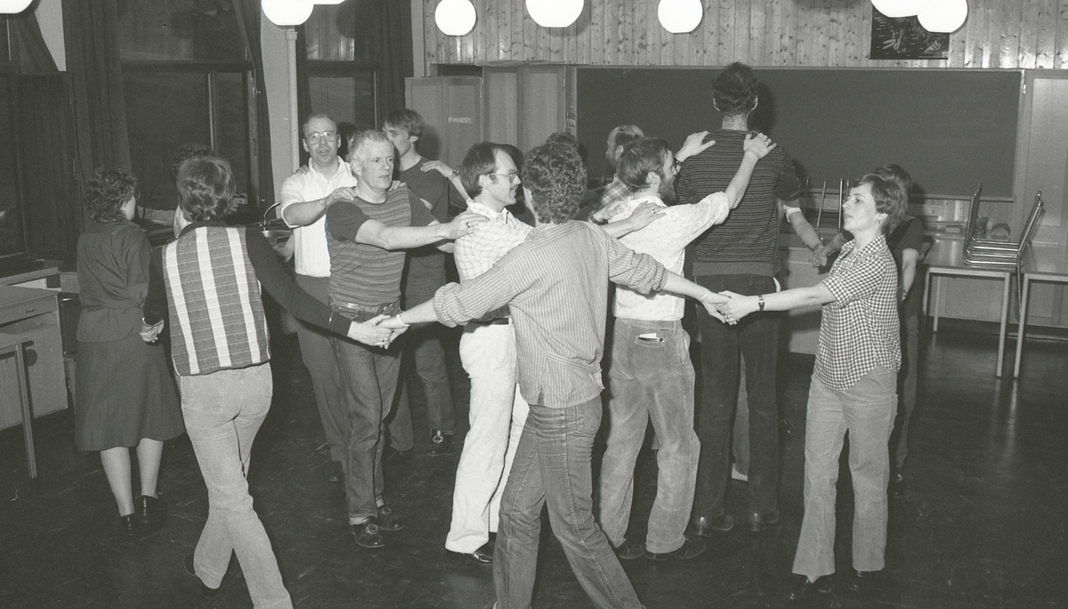 Trysil-Knut dans og spelmannslag. Hallingdans, felespill, dans og lek ...