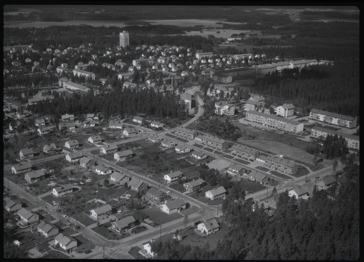Flygfoto över Surahammar. - Västmanlands läns museum / DigitaltMuseum