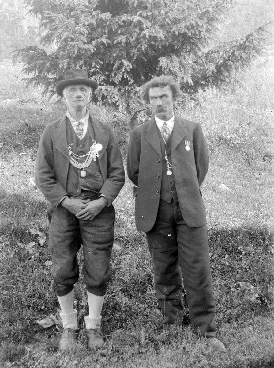 Fotoarkiv etter Aanund Edland. Utendørsportrett av Neri O. Edland og ...