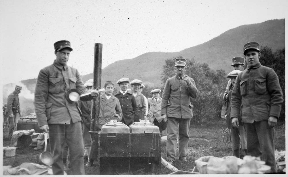 Soldater og barn. Matlaging på Nervollan. Åsen i bakgrunnen ...