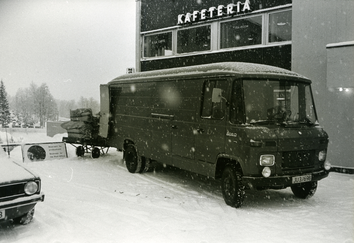 Transport av post med bil. - Norges Postmuseum / DigitaltMuseum