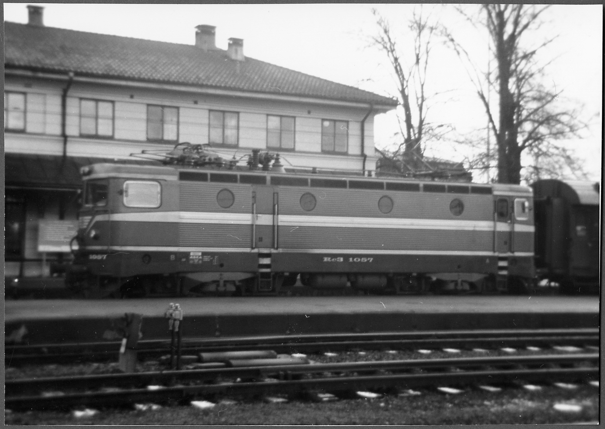 Statens Järnvägar, SJ Rc3 1057. - Järnvägsmuseet / DigitaltMuseum