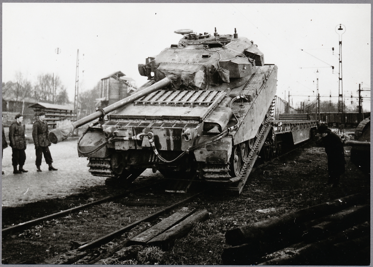 Stridsvagn 81Centurion lastas på Statens Järnvägar, SJ Sdu-vagn ...