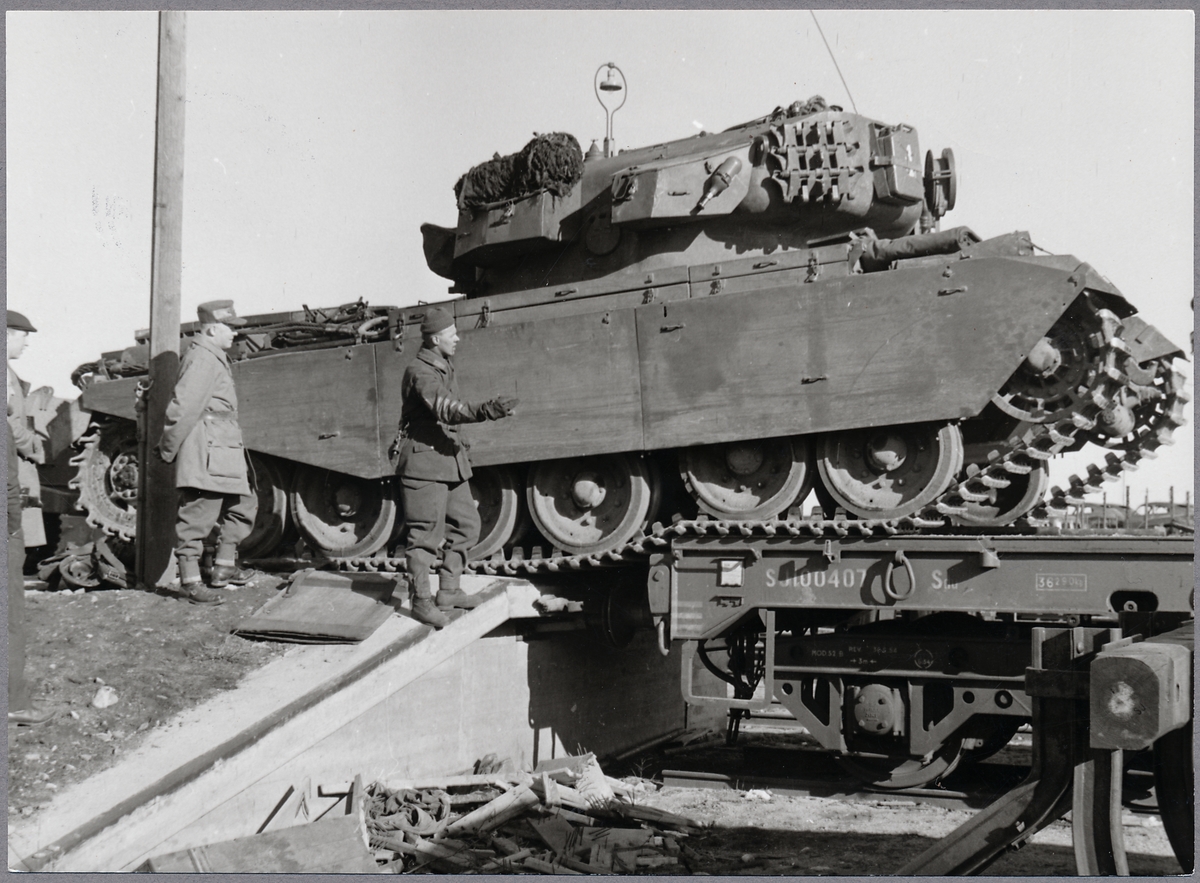 Statens Järnvägar, SJ Sdu 100407 öppen godsvagn. Stridsvagn 81 ...