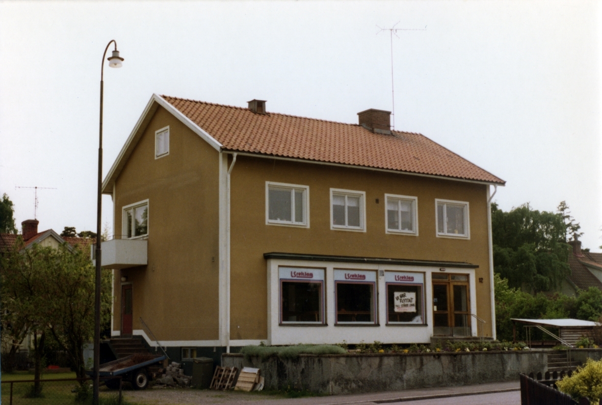 Bostadshus med butik på bottenplan på Vintergatan 12. Byggåret var 1955 ...