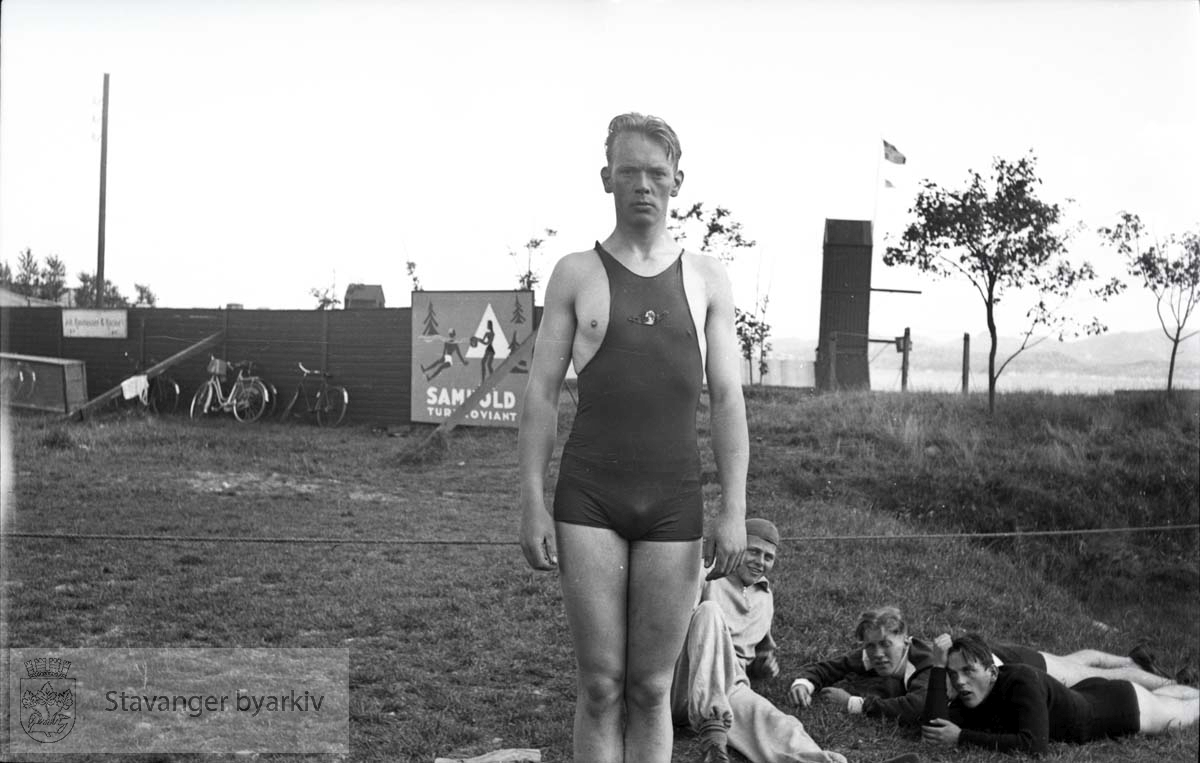 Oppstilt svømmer med Strømvik bad i bakgrunnen - Stavanger byarkiv ...