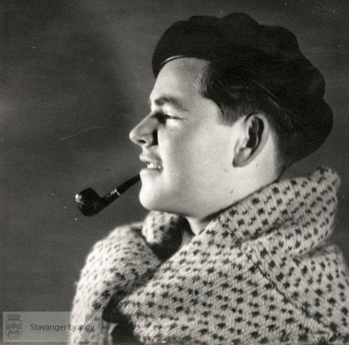 Mann røker pipe - Stavanger byarkiv / DigitaltMuseum