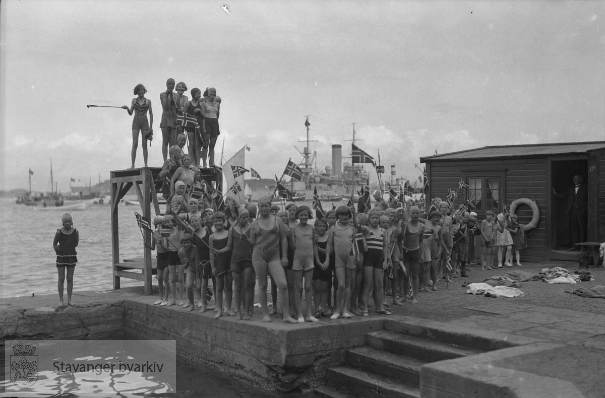 Badende barn på Sandvikkaien - Stavanger byarkiv / DigitaltMuseum