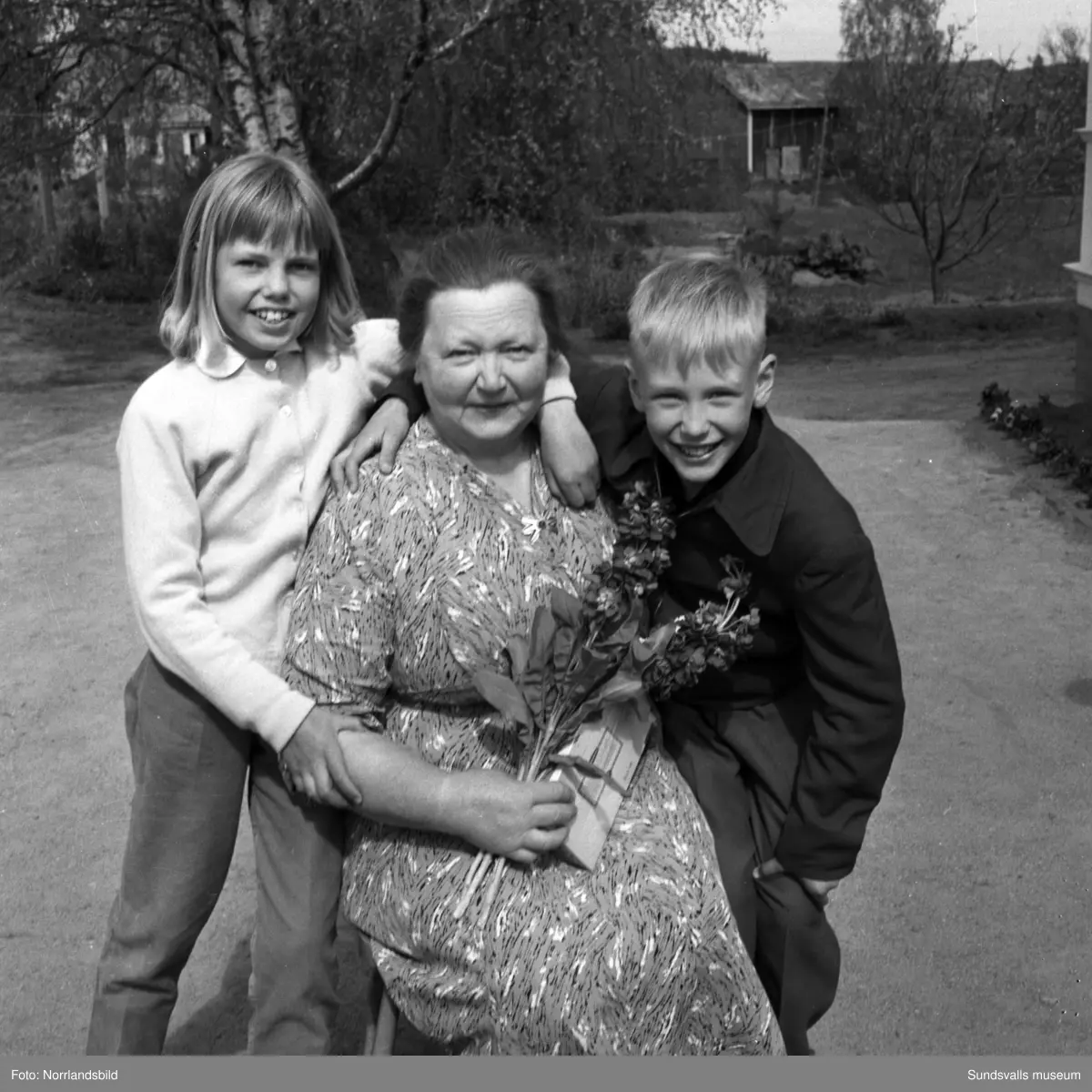 Troligen avslutning för klass 3C i Fränsta skola. Gruppbild samt en ...
