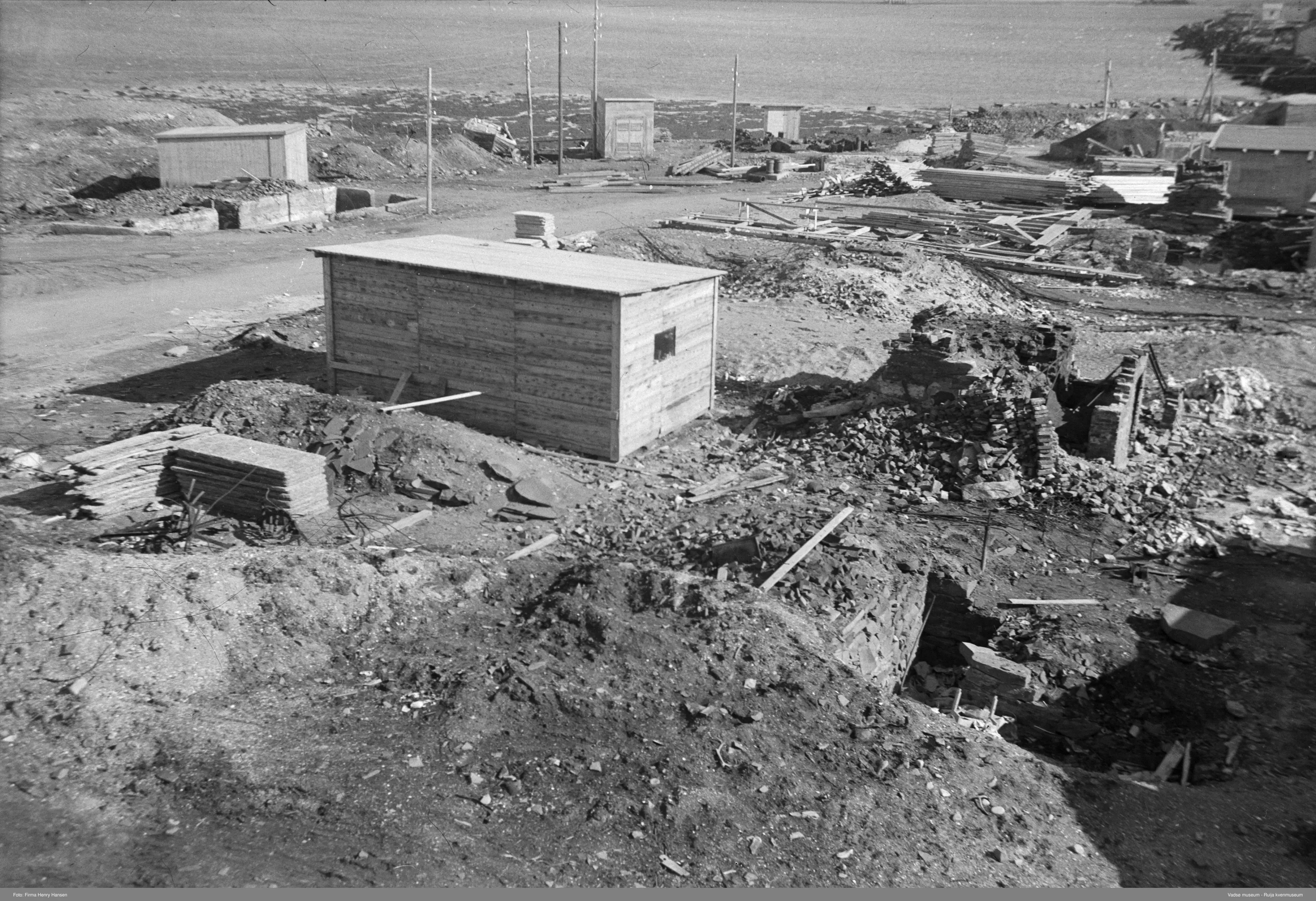Telegrafen bygges i Vadsø i 1954. Arkitektene er Thv. og Henning Astrup ...